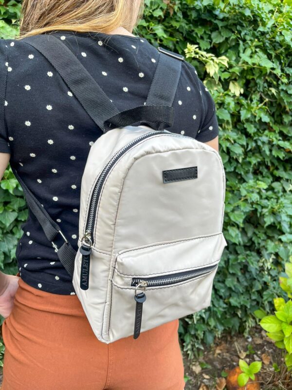 Mochila S CEMENTO - AMULETO